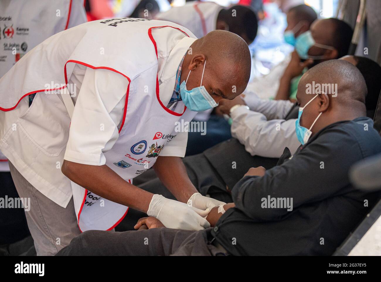 (210614) -- NAIROBI, June 14, 2021 (Xinhua) -- People donate blood in ...
