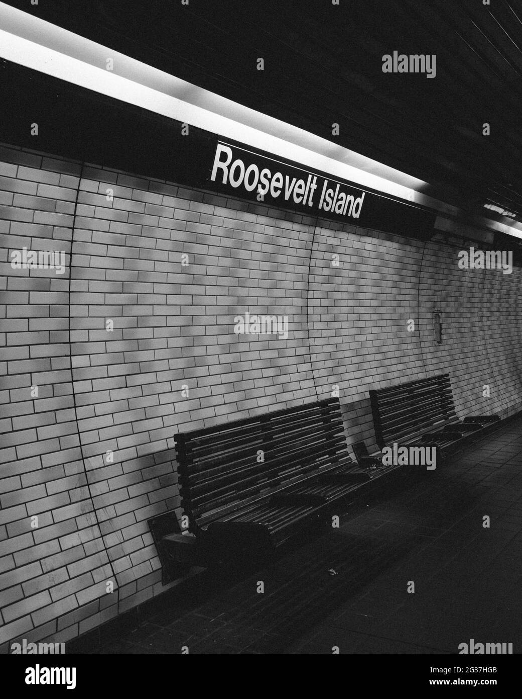 Benches in the Roosevelt Island subway station, New York City Stock ...