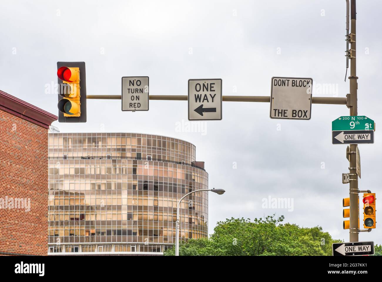 Stop sign one way signs hi-res stock photography and images - Alamy