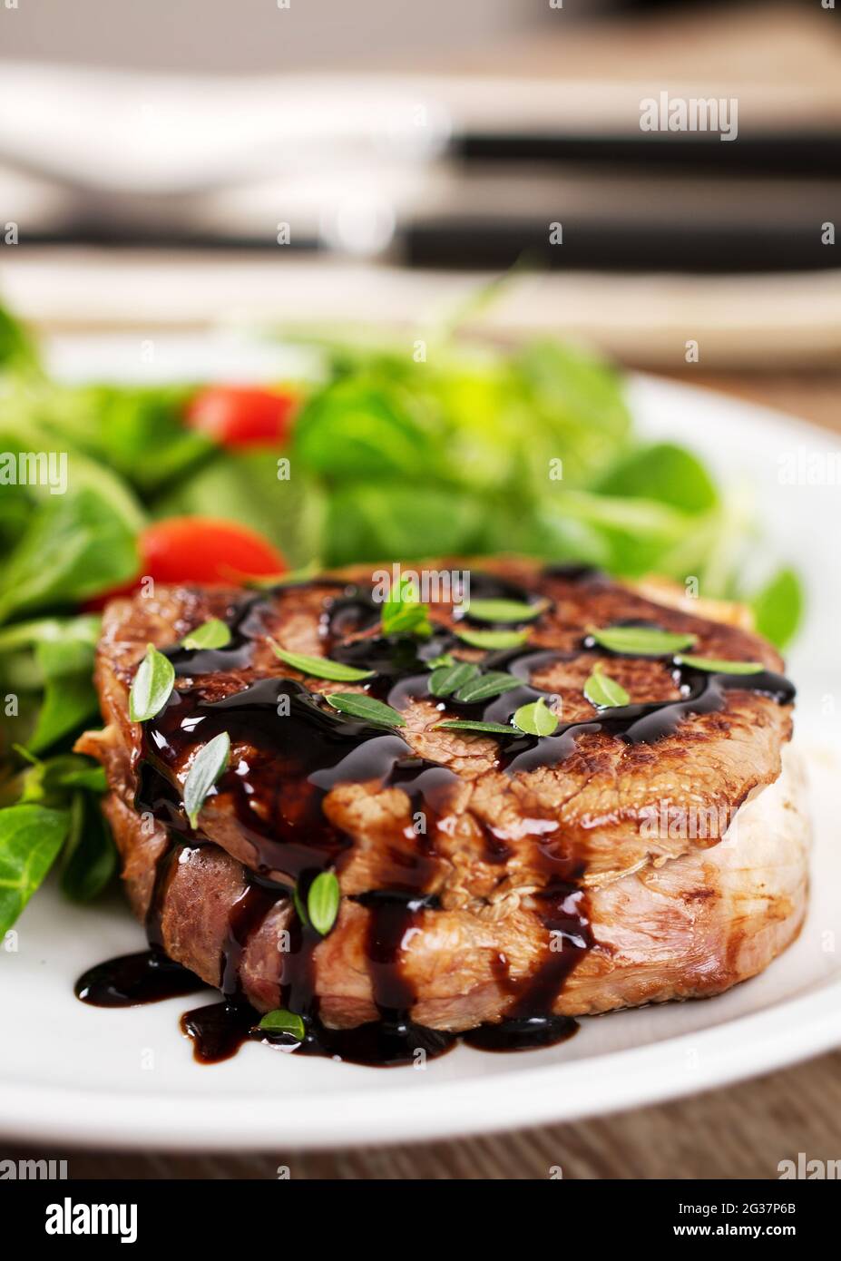 Beef Fillet with Green Salad and Cherry Tomatoes Stock Photo - Alamy