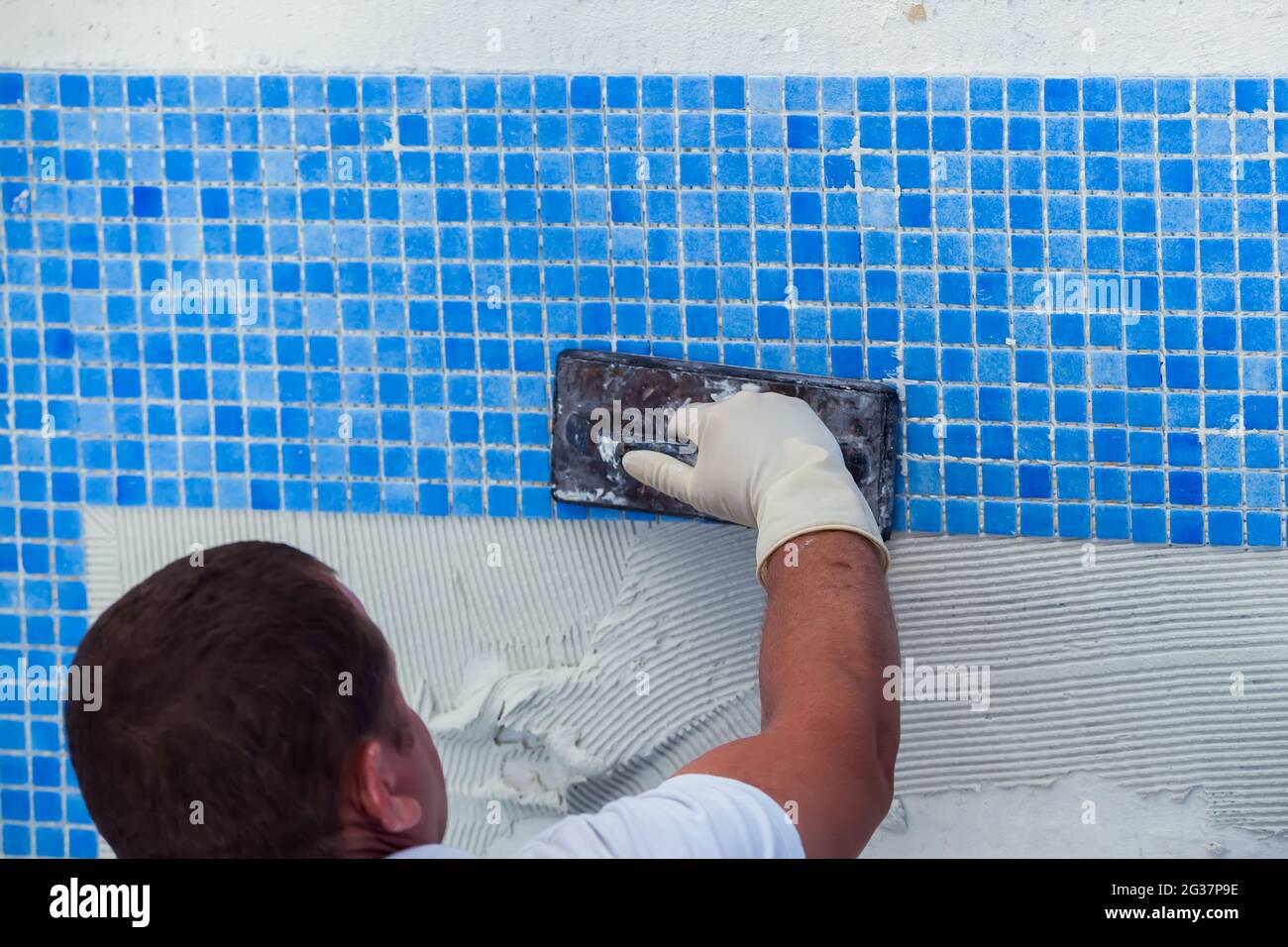 Install swimming pool hi-res stock photography and images - Alamy