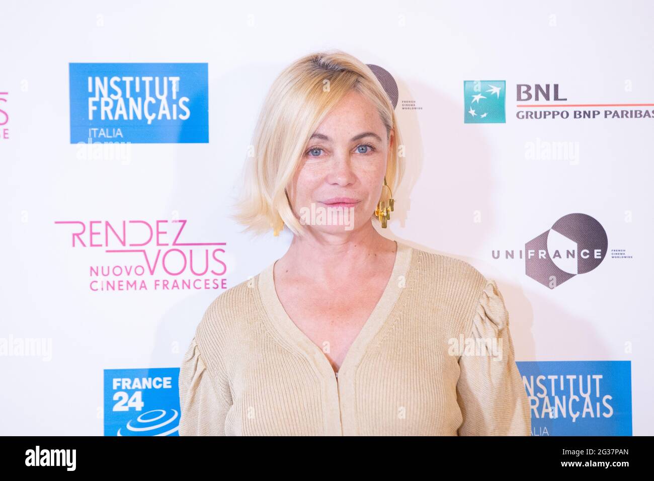 Emmanuelle beart coeur hi-res stock photography and images - Alamy