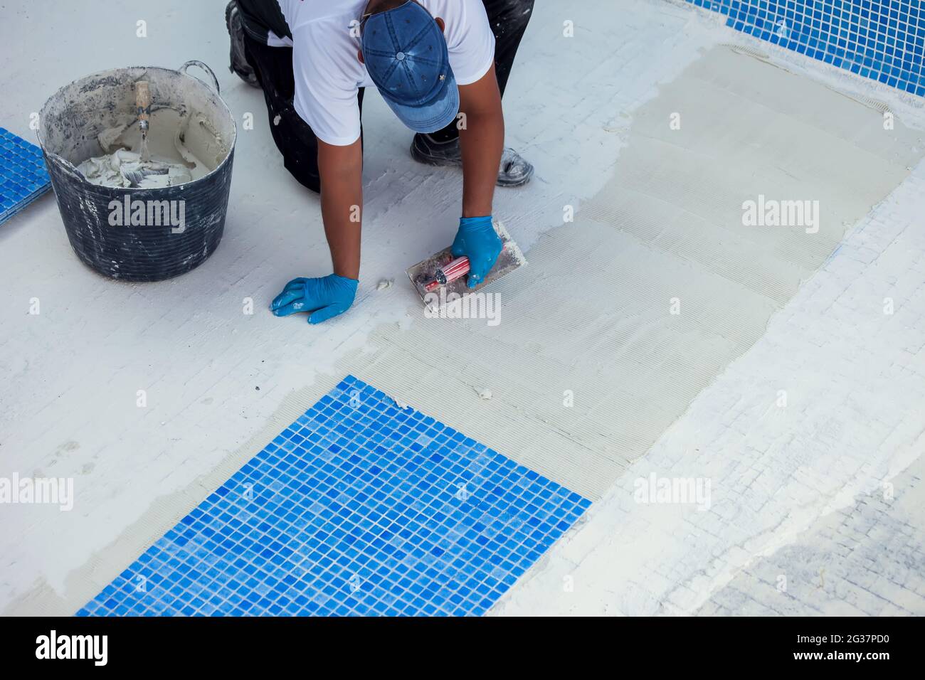 Install swimming pool hi-res stock photography and images - Alamy