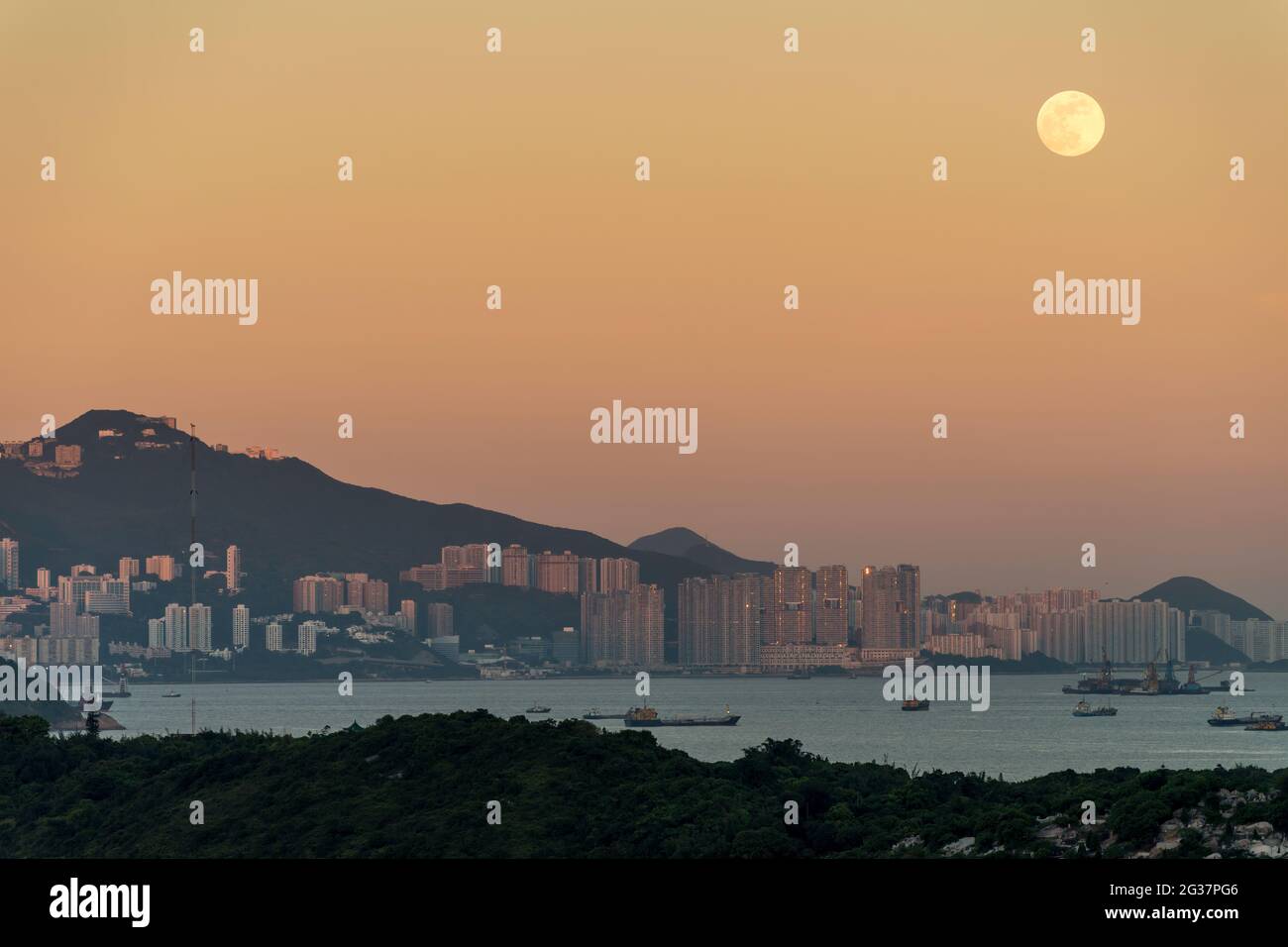 Rising moon hong kong hi-res stock photography and images - Alamy