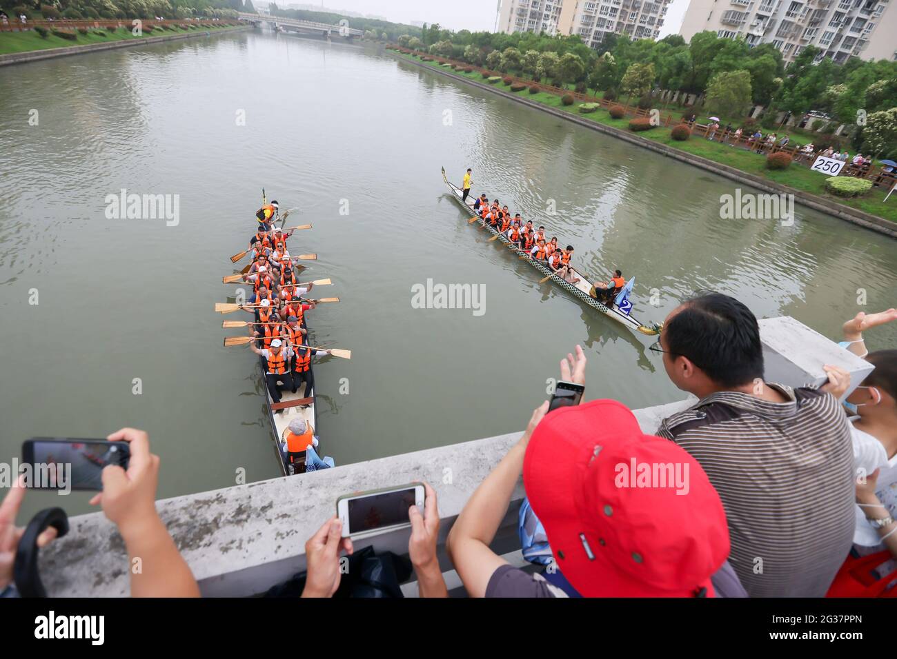 (210614) -- SHANGHAI, June 14, 2021 (Xinhua) -- People watch a dragon boat race to celebrate the ...