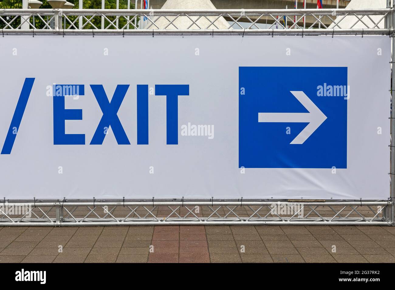 Temporary wall hi-res stock photography and images - Alamy