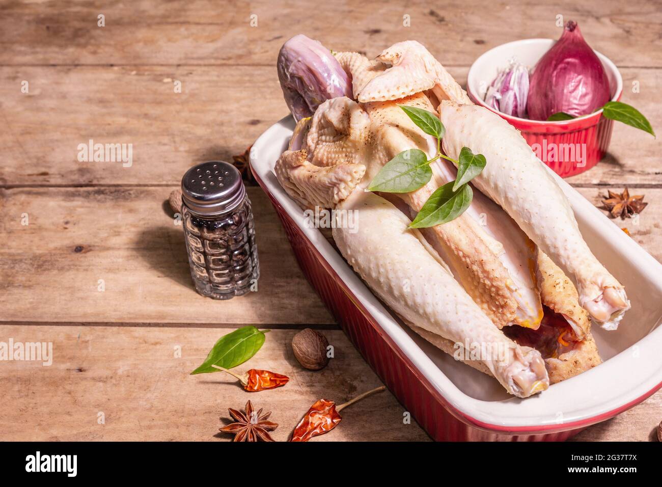 Chicken carcass pan hi-res stock photography and images - Alamy