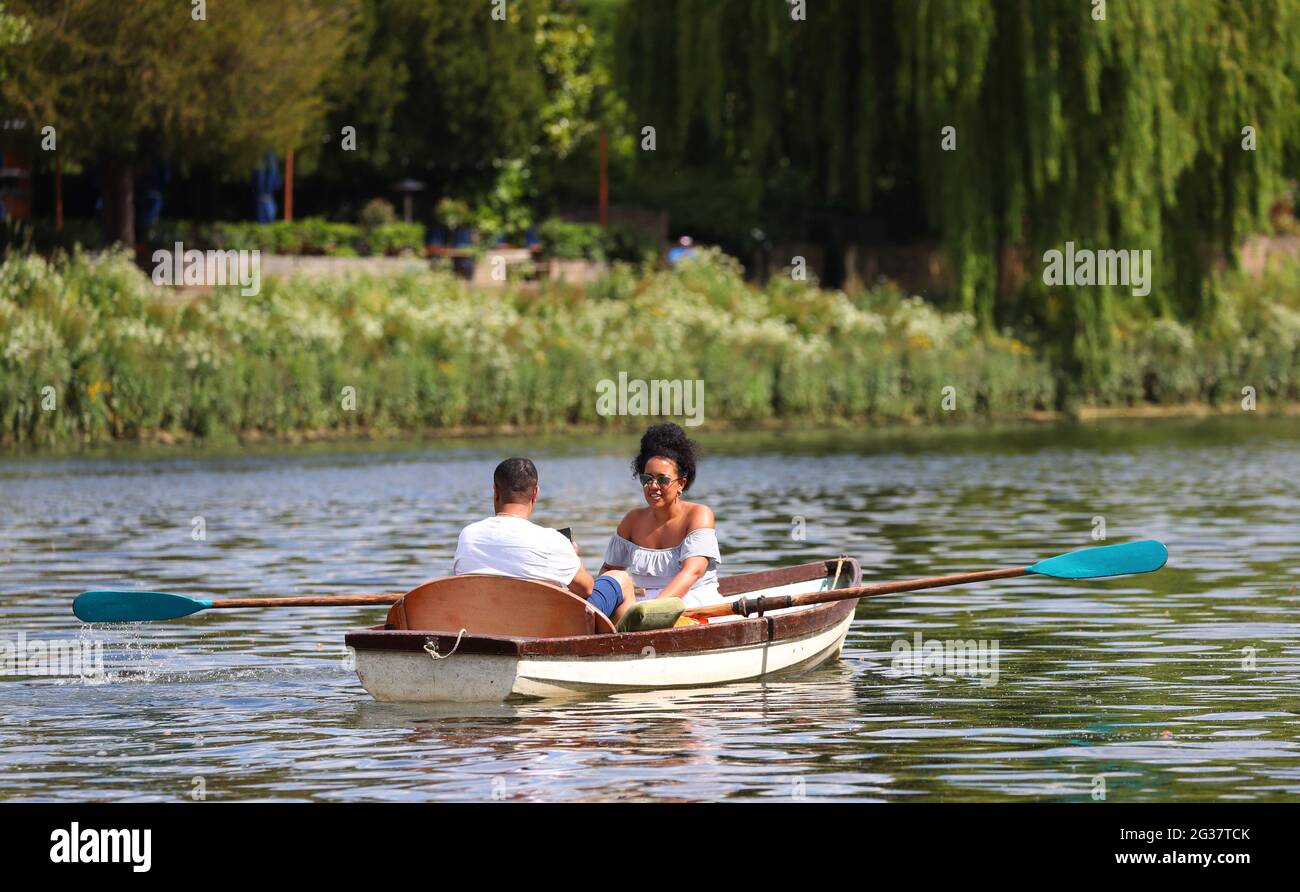 Rowboat thames hi-res stock photography and images - Alamy