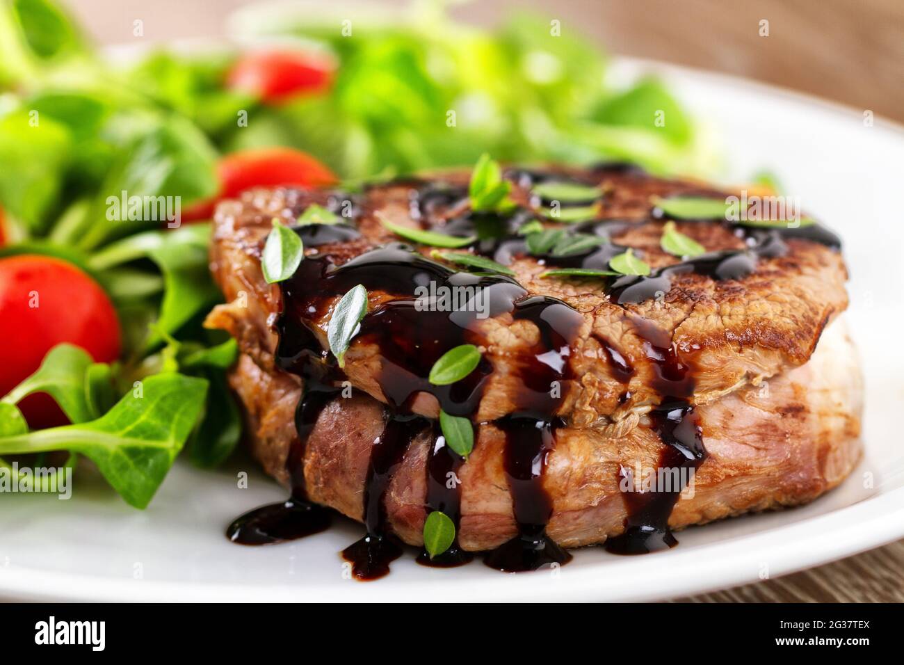 Green salad and meat hi-res stock photography and images - Alamy