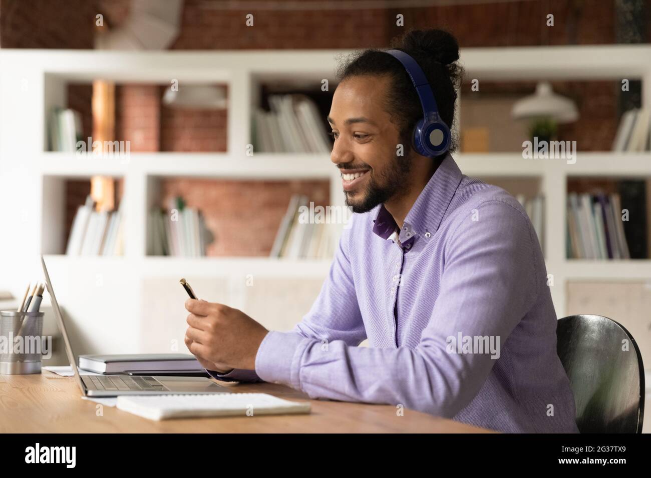 Black african man lecture hi-res stock photography and images - Alamy