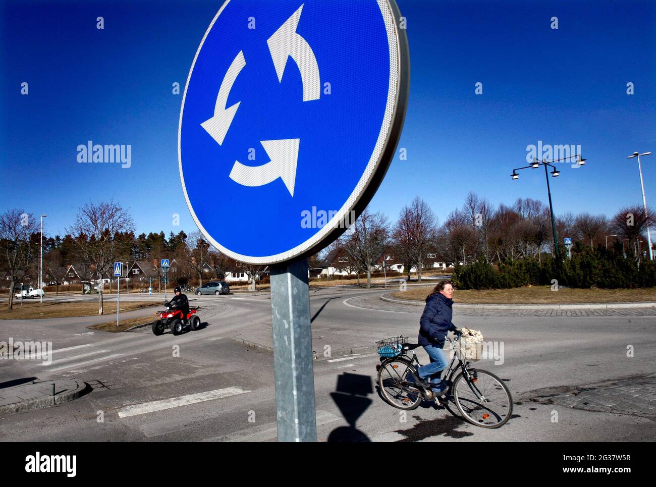 Metal roundabout sign hi-res stock photography and images - Alamy