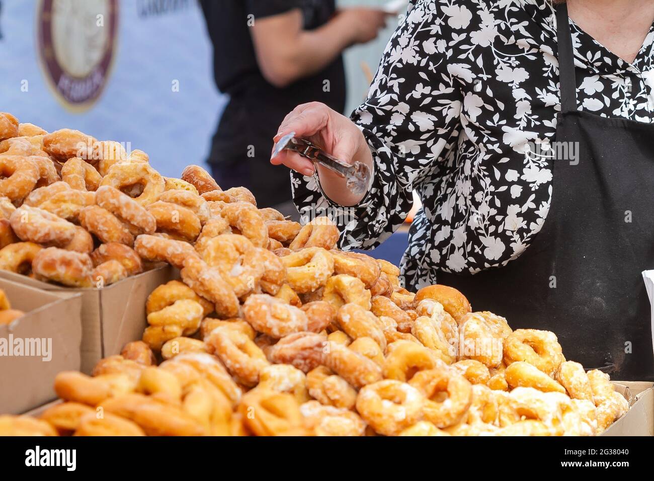 Bakery girl doughnuts hi-res stock photography and images - Alamy