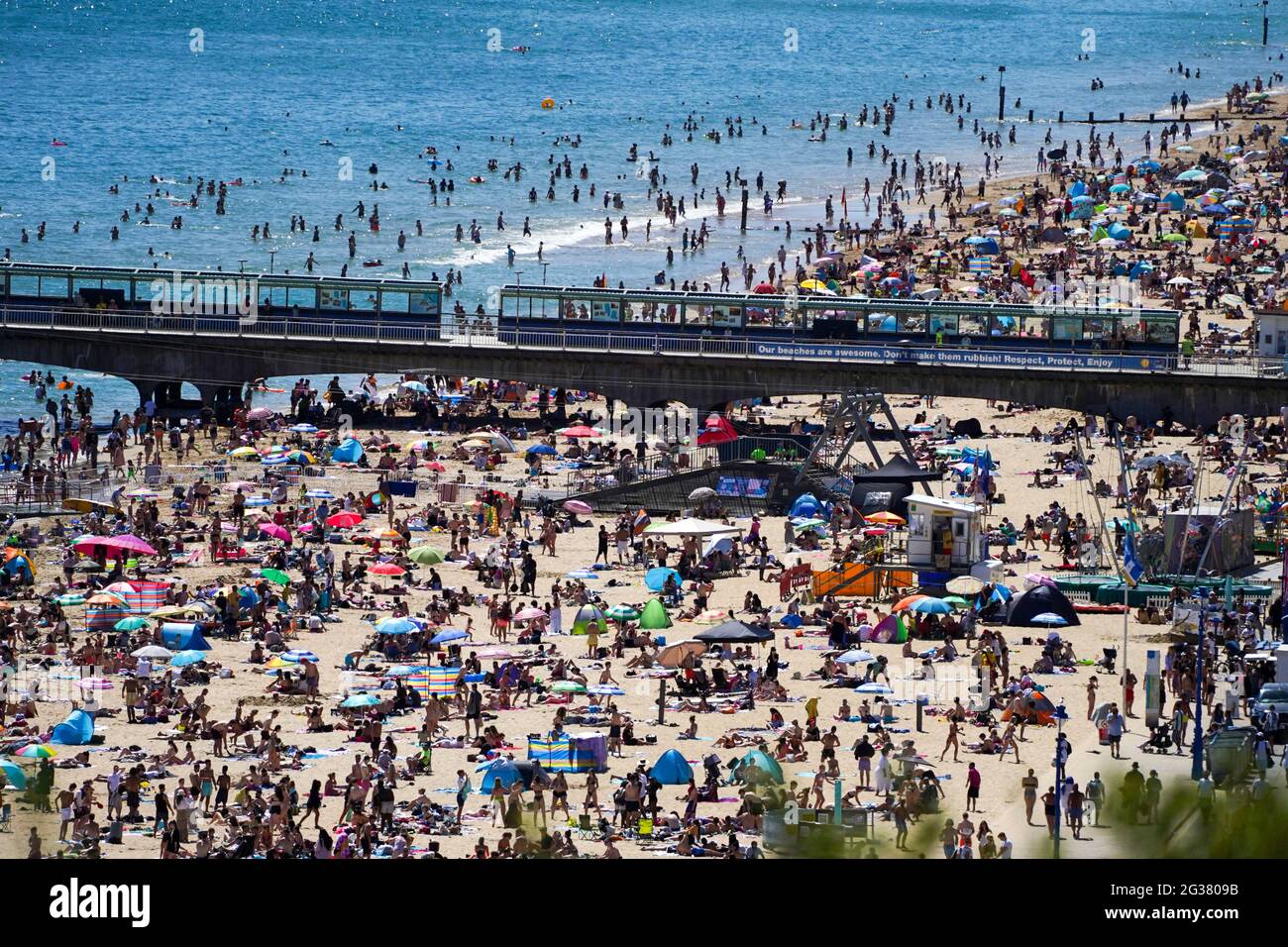 Crowded beach in bournemouth hi-res stock photography and images - Alamy