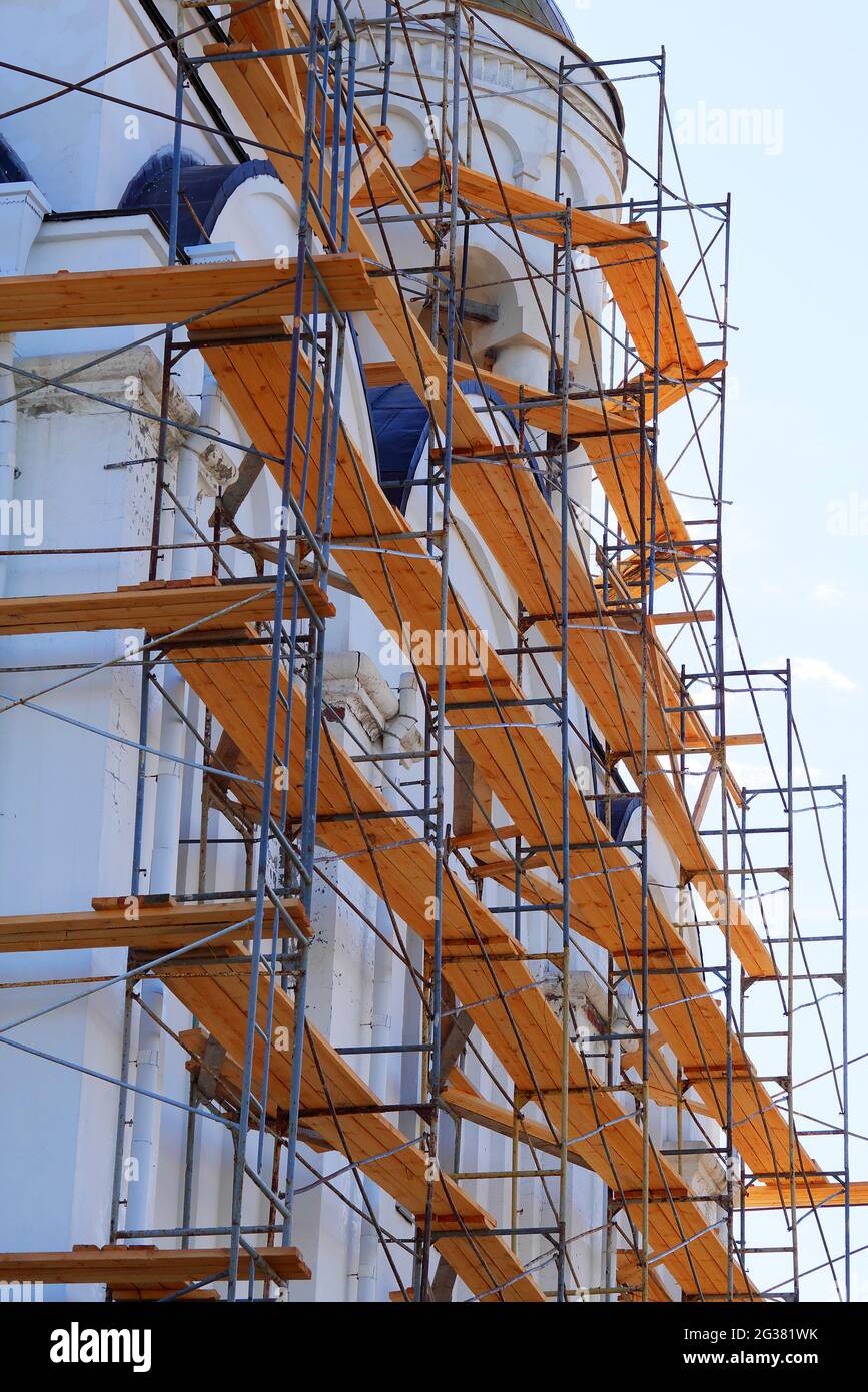 extensive pipe scaffolding on a building Stock Photo - Alamy