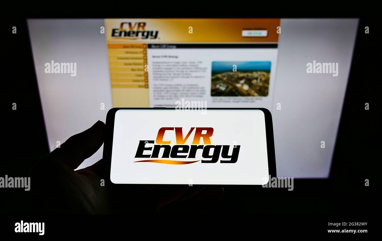 Person holding cellphone with logo of US petroleum company CVR Energy ...