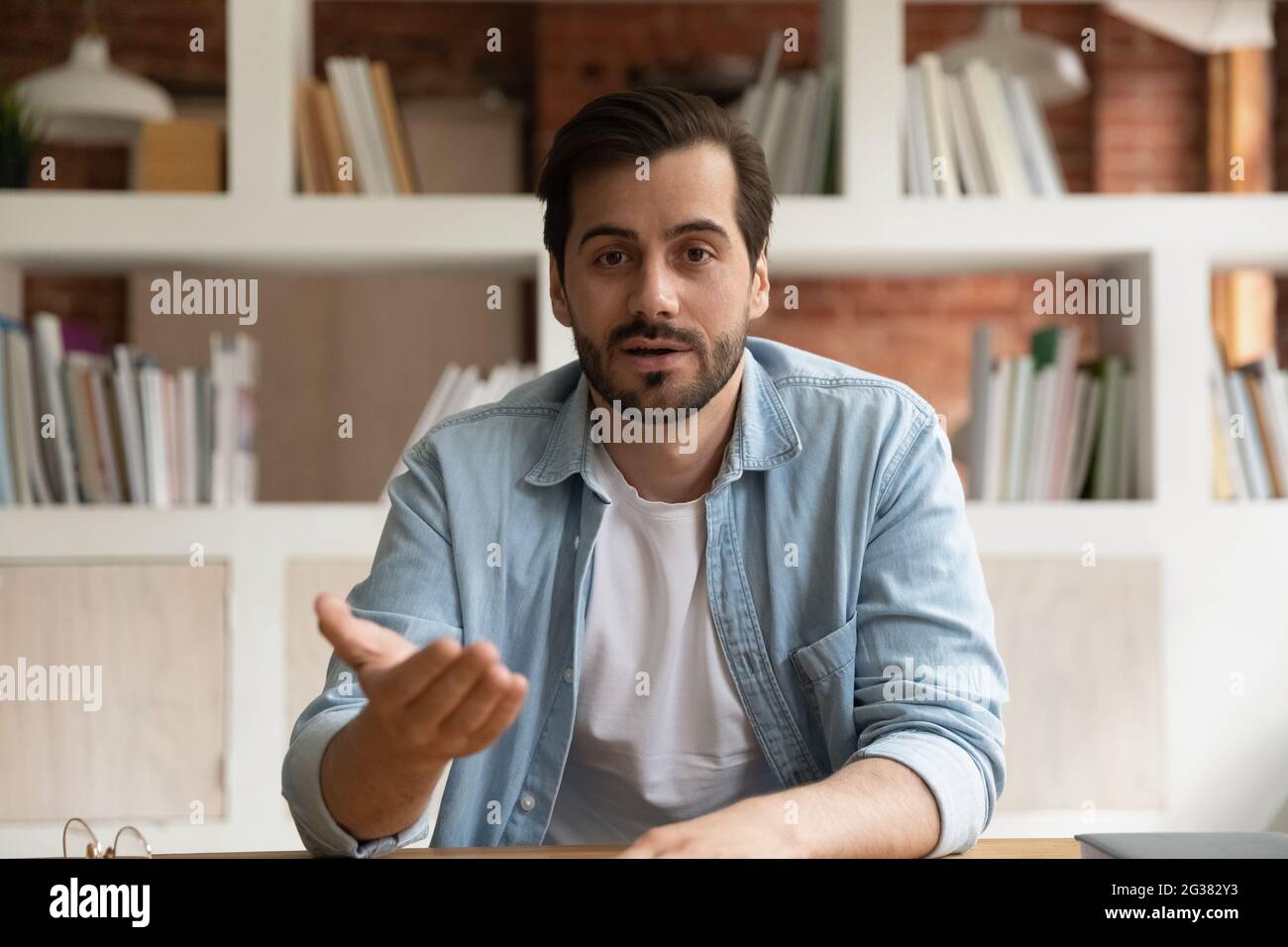 Talking to the camera also hi-res stock photography and images - Alamy