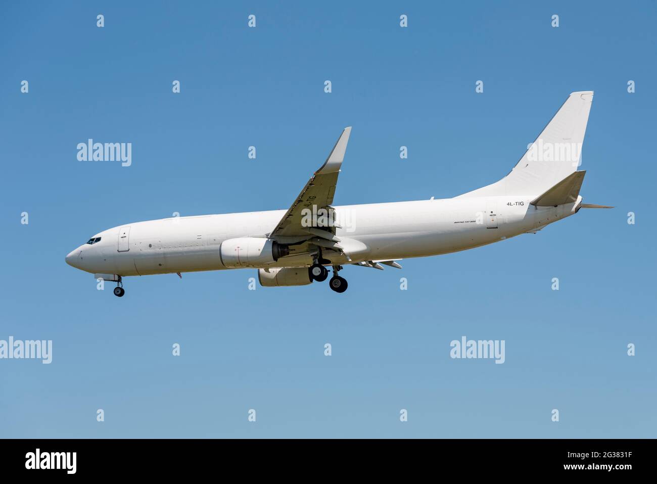 Plain white boeing 737 hi-res stock photography and images - Alamy