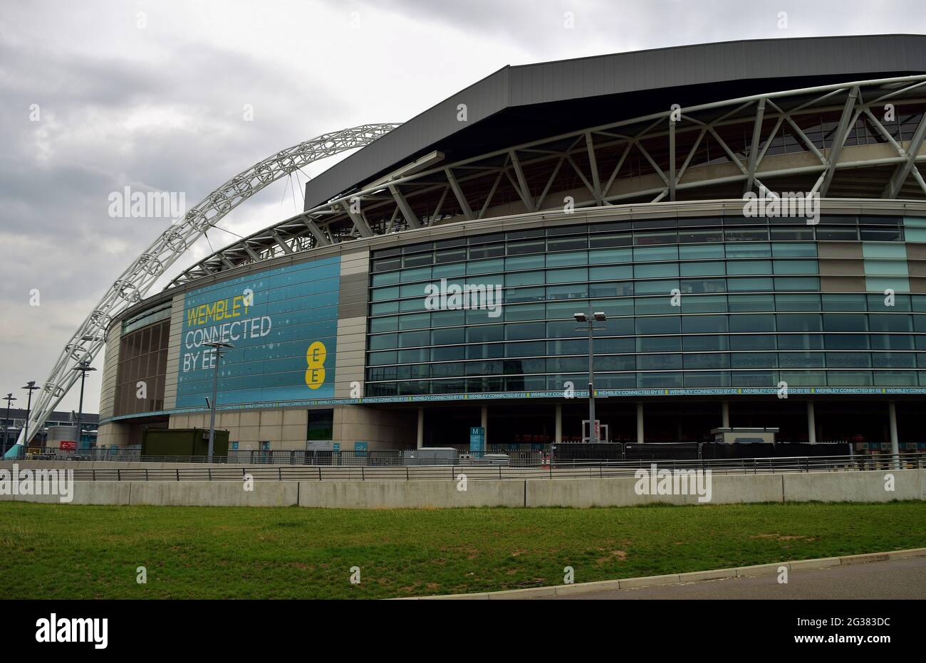 Wembley stadium exterior 2015 hi-res stock photography and images - Alamy