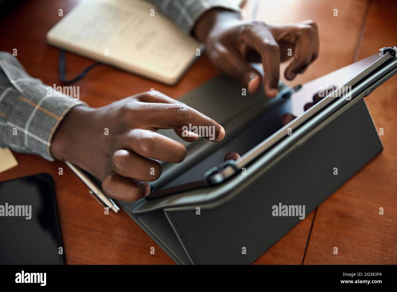 Hand black african digital tablet hi-res stock photography and images ...
