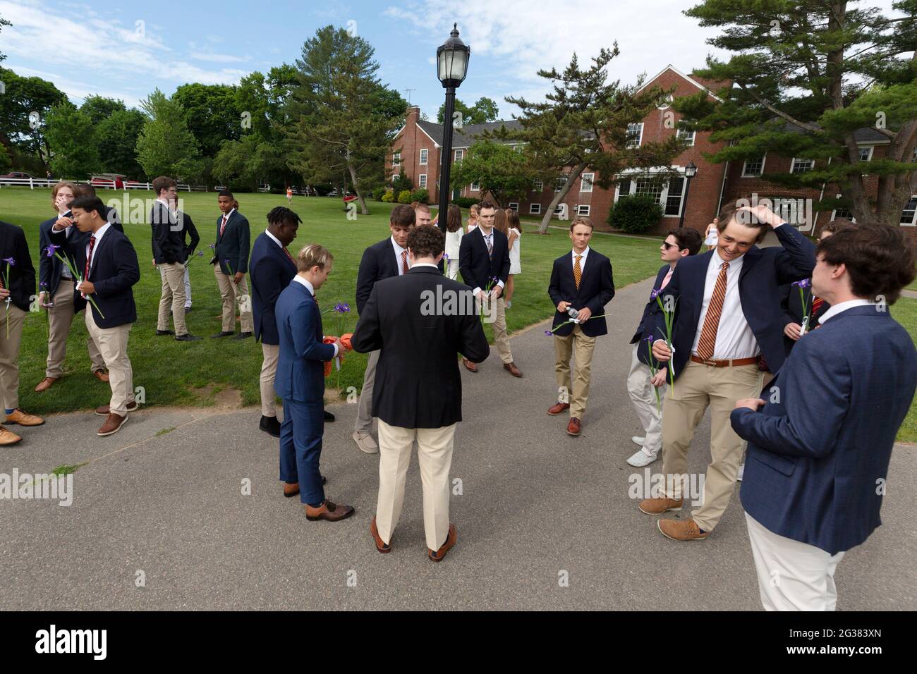 High school graduation ceremonies hi-res stock photography and images ...