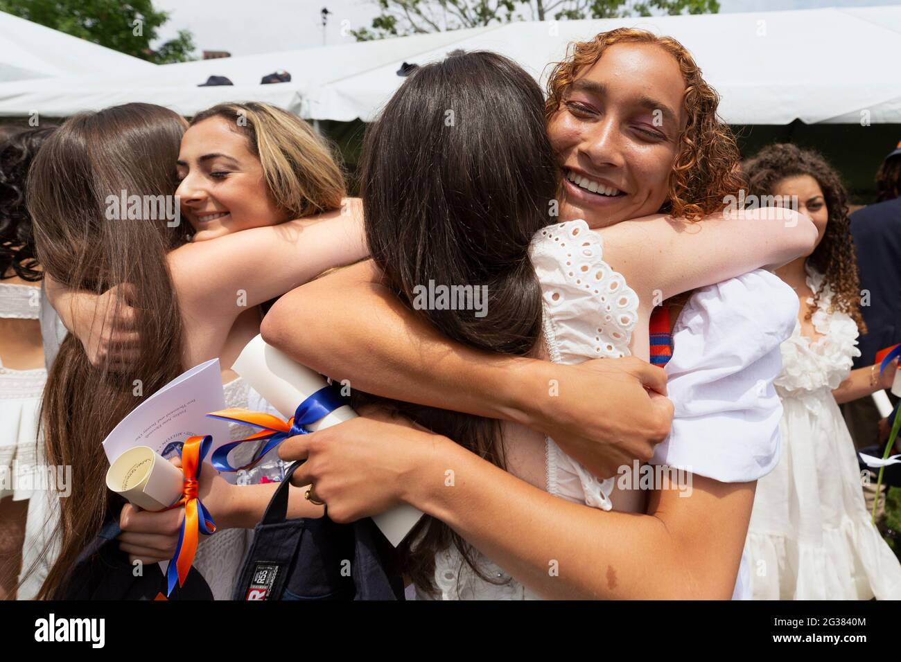 Graduation students hugging hi-res stock photography and images - Alamy