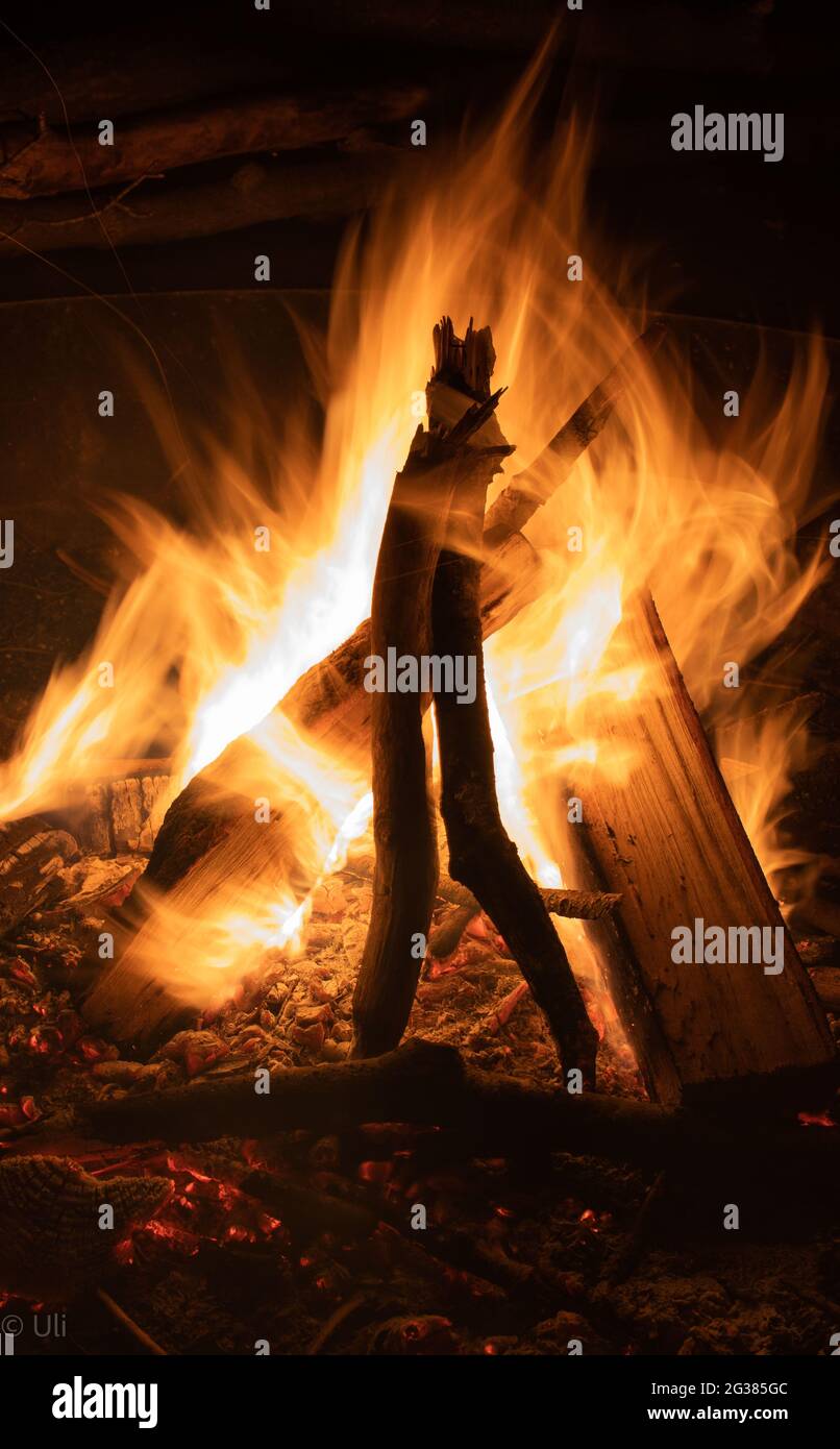 Campsite bonfire hi-res stock photography and images - Alamy