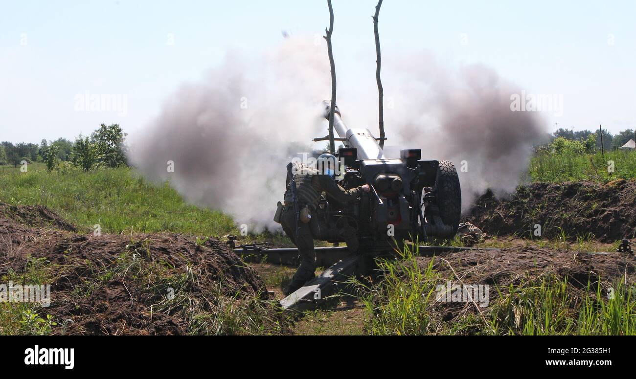 KHARKIV REGION, UKRAINE - JUNE 14, 2021 - A soldier fires a howitzer ...