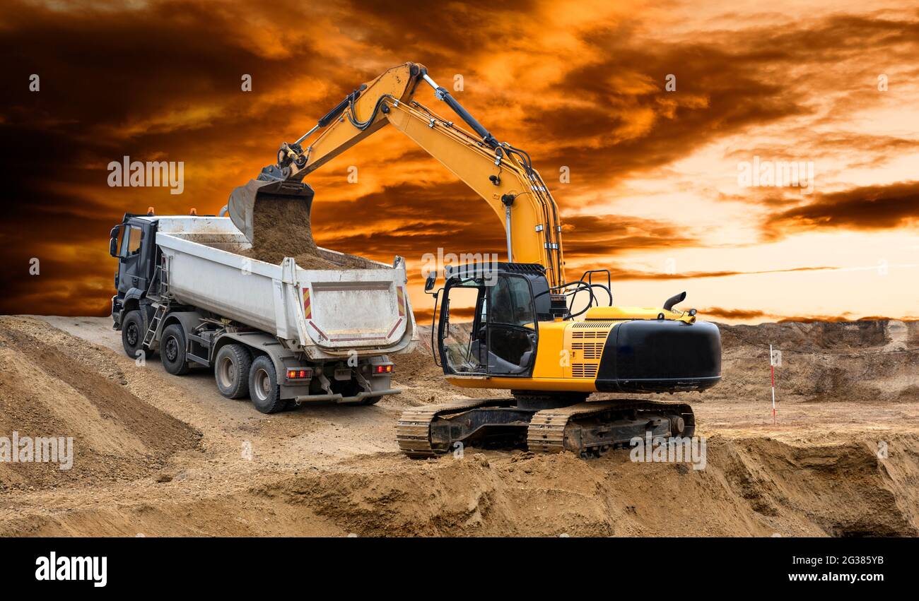 Bagger auf Baustelle Stock Photo - Alamy