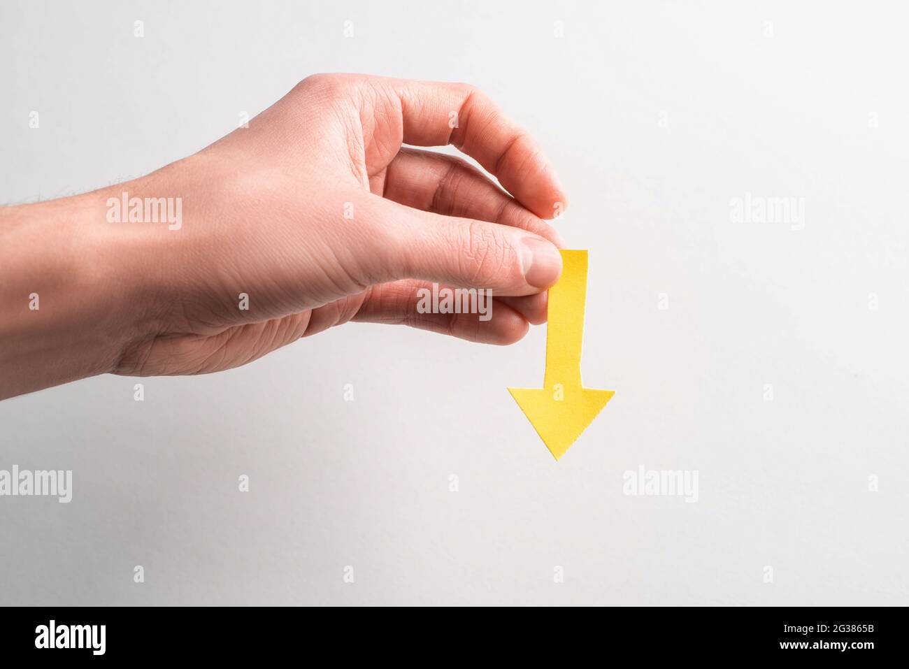 Hand arrow pointing down hi-res stock photography and images - Alamy