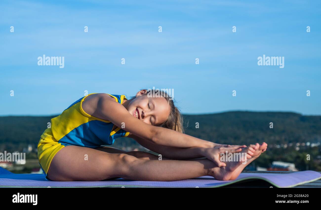 Tween kid girl training gymnastics hi-res stock photography and images ...