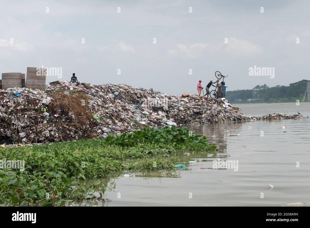 Dhaka, Dhaka, Bangladesh. 14th June, 2021. Cleaners dump waste in the ...