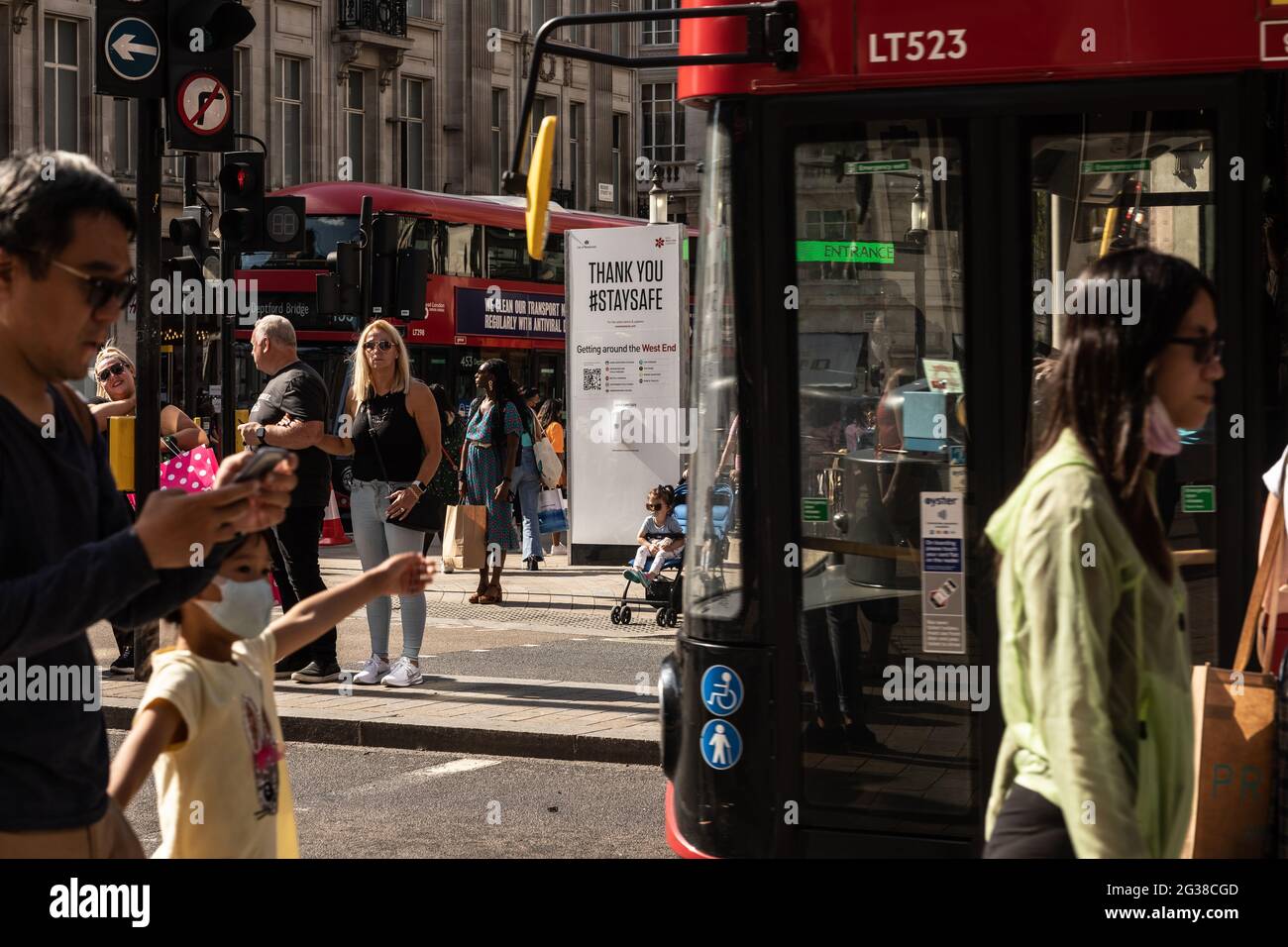 Red porsche london street hi-res stock photography and images - Alamy