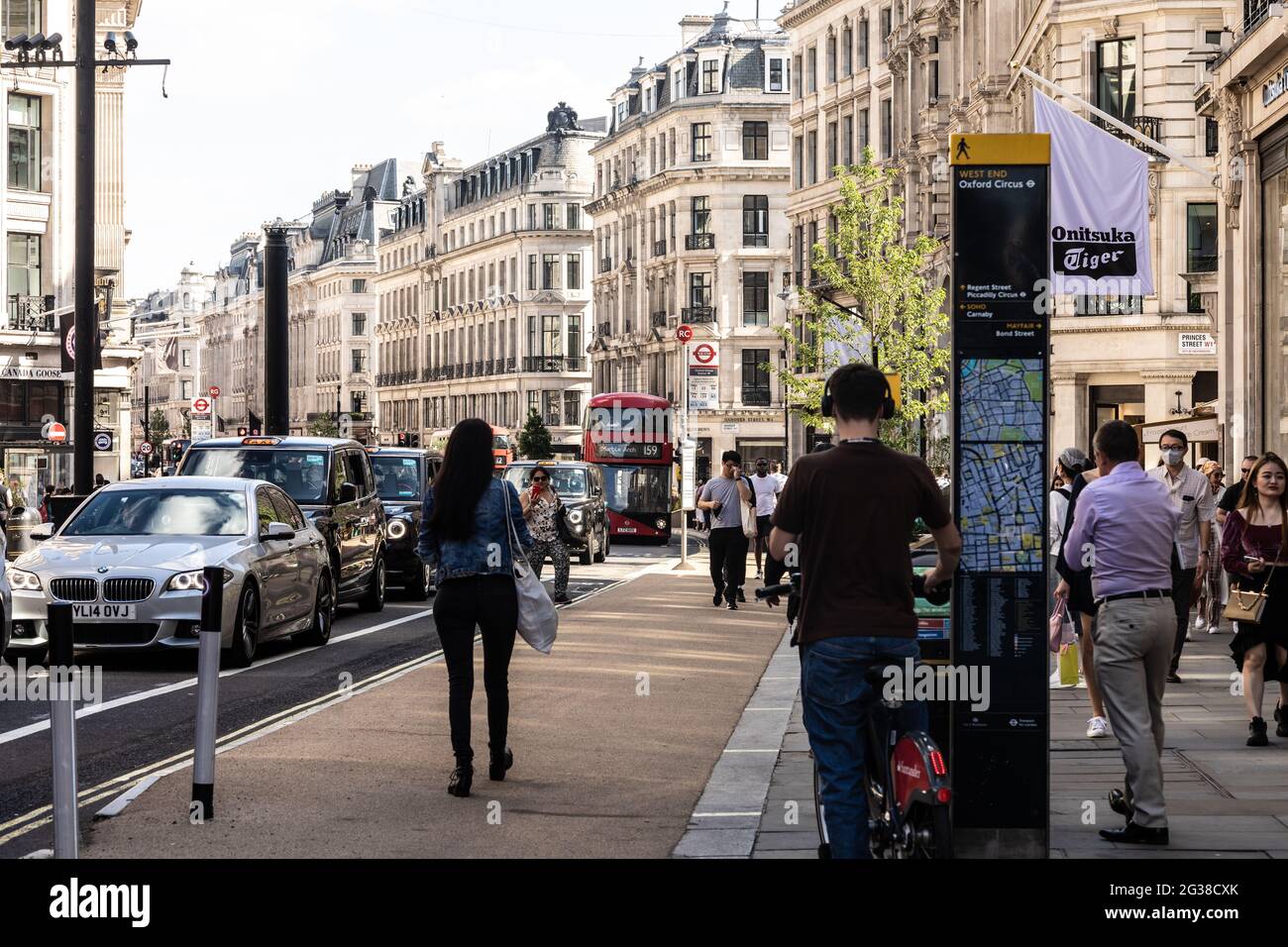 Red porsche london street hi-res stock photography and images - Alamy