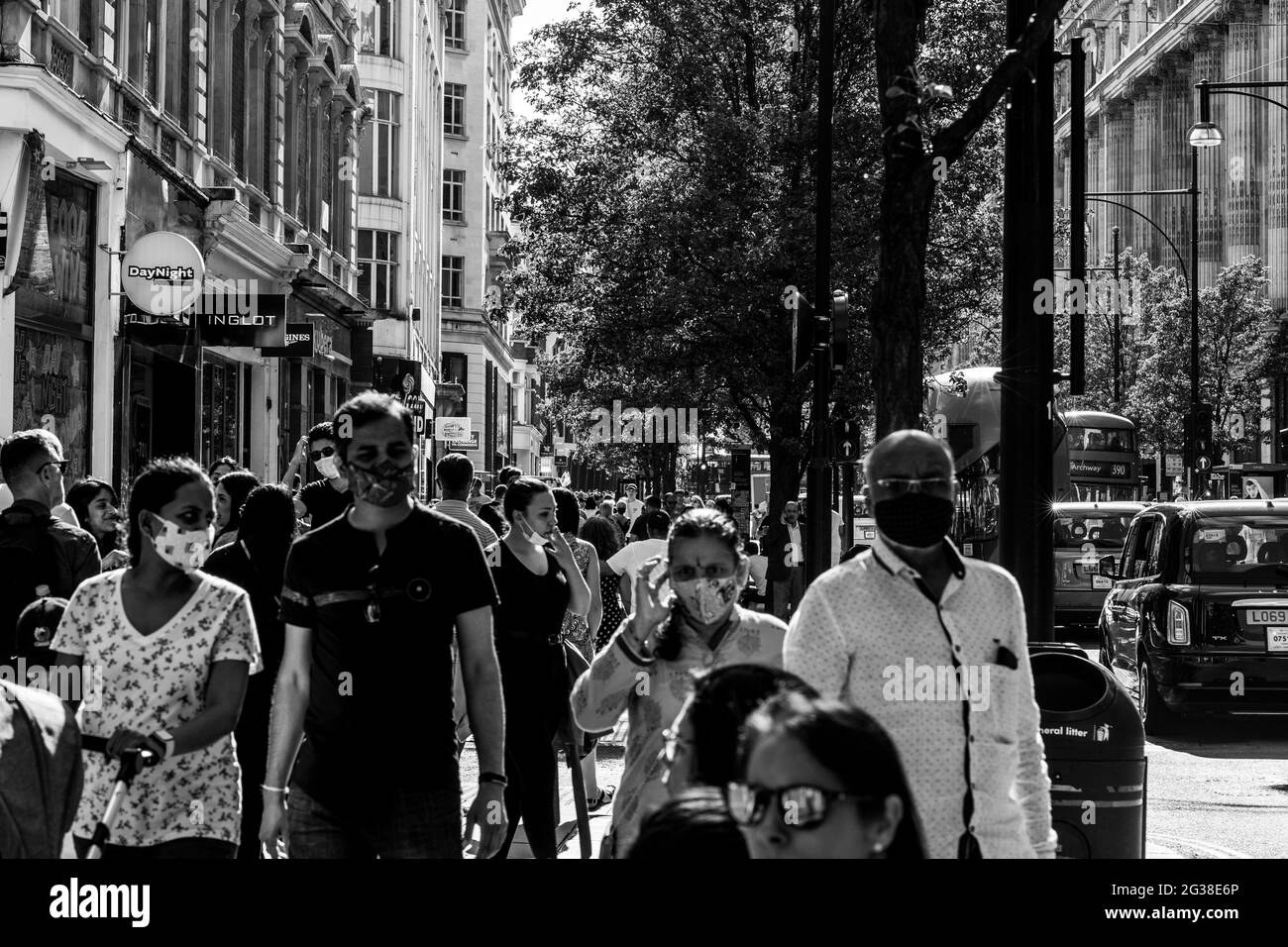 Red porsche london street hi-res stock photography and images - Alamy