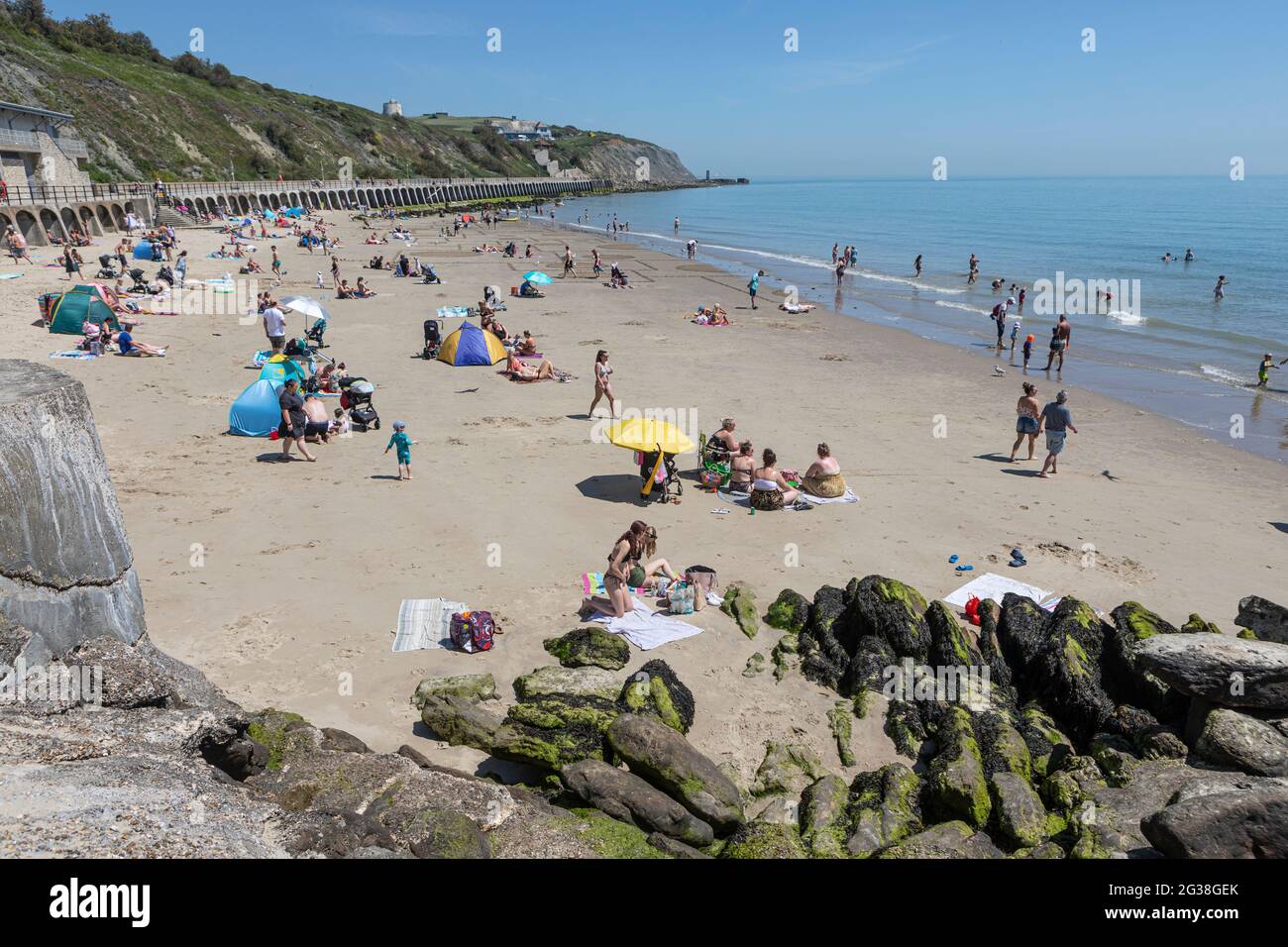 Holiday crowds on Folkestone’s Sunny Sands Beach Stock Photo - Alamy