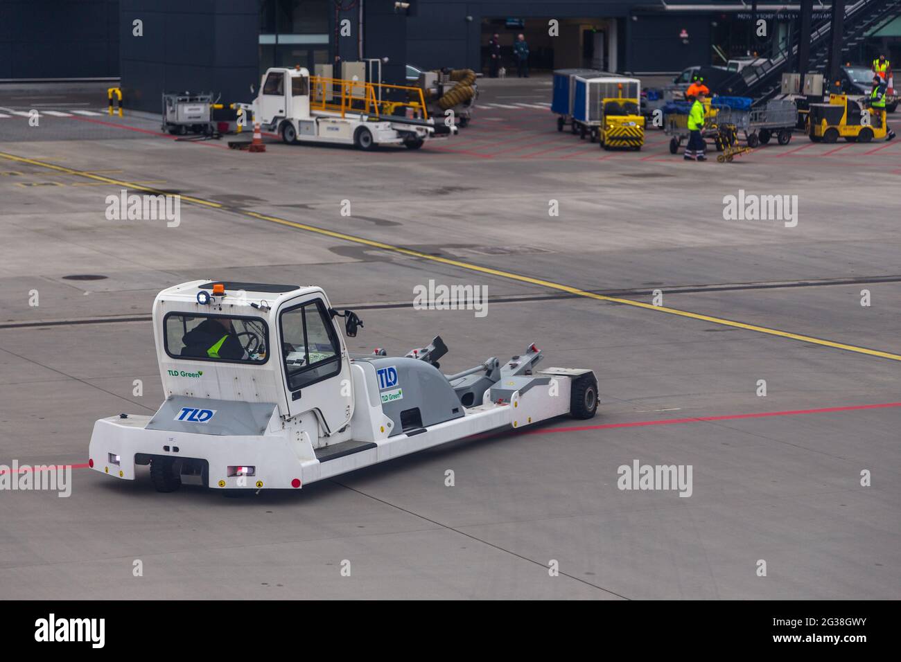 Pushback truck hi-res stock photography and images - Alamy