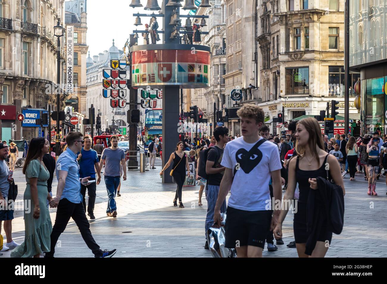 Street london crowds legs hi-res stock photography and images - Alamy