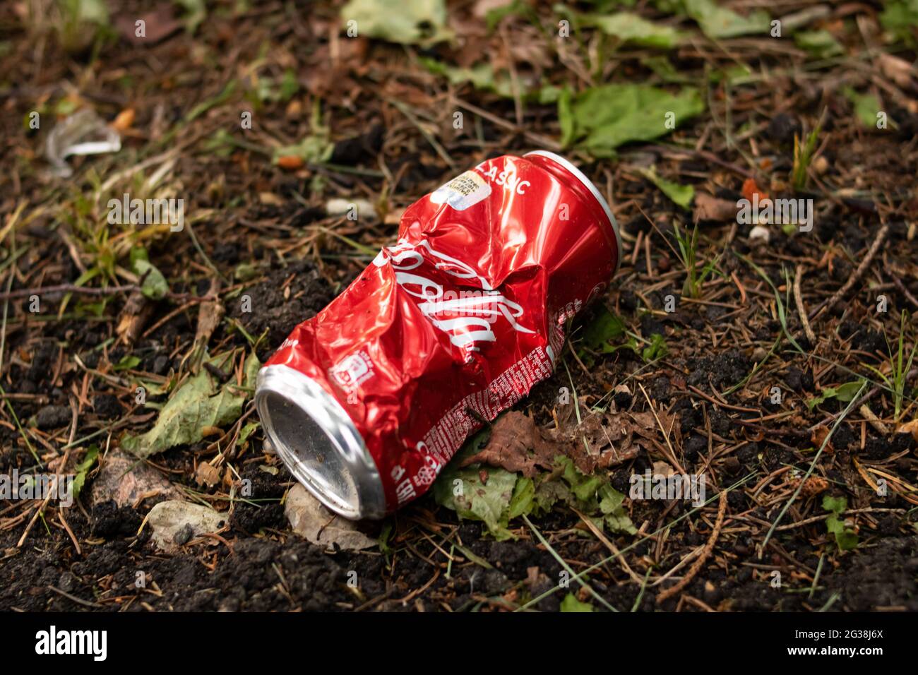 Coke coca cola can rubbish hi-res stock photography and images - Alamy