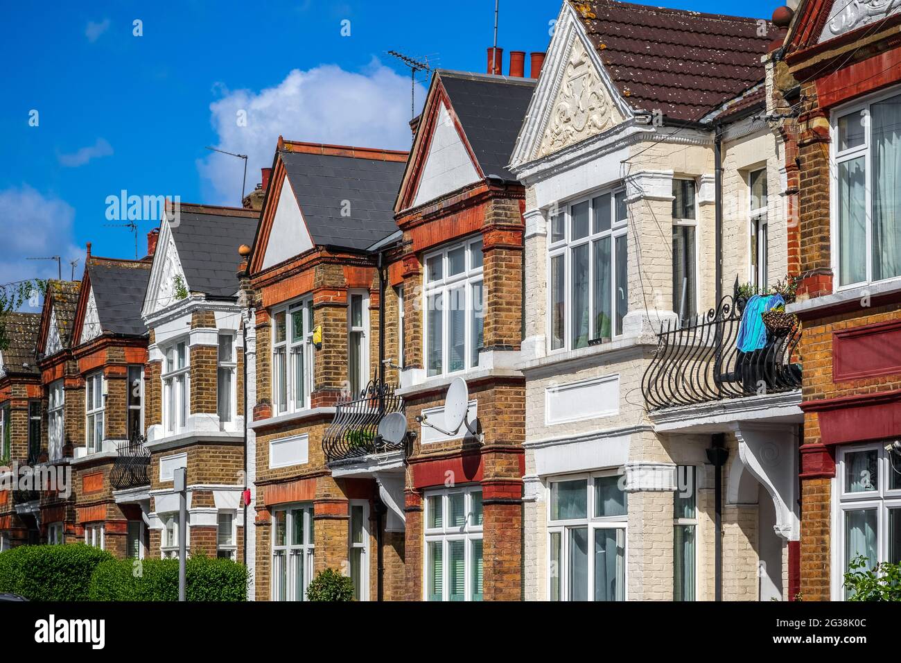A row of typical British terraced houses around Kensal Rise in London ...