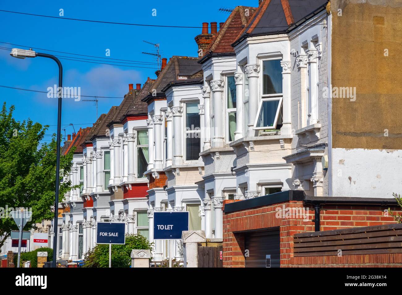 A row of typical English terraced houses around Kensal Rise in London ...