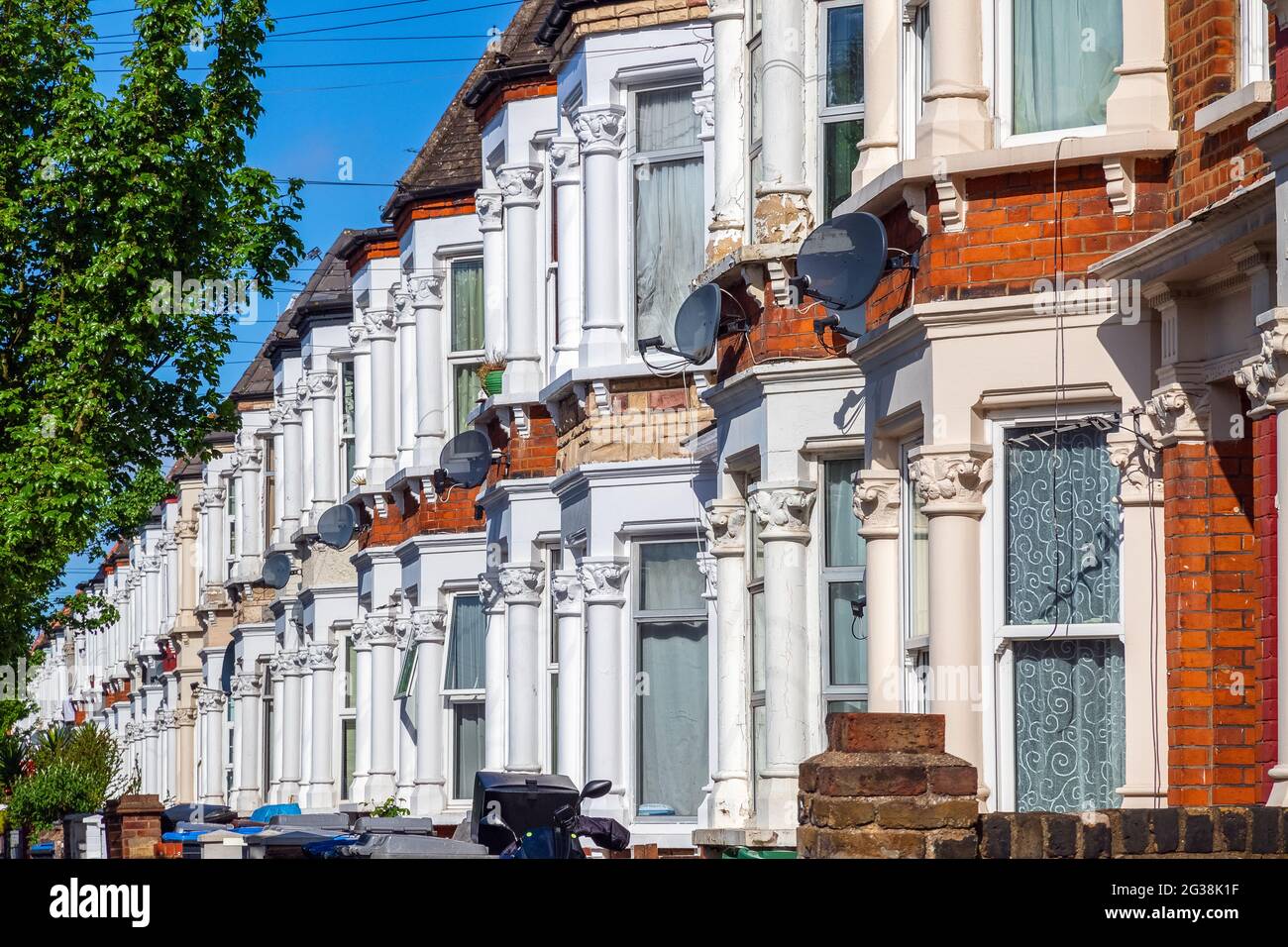 A row of typical British terraced houses around Kensal Rise in London ...
