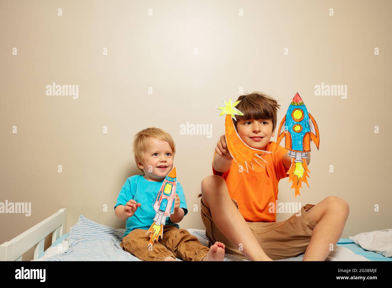 Brothers play hi-res stock photography and images - Alamy