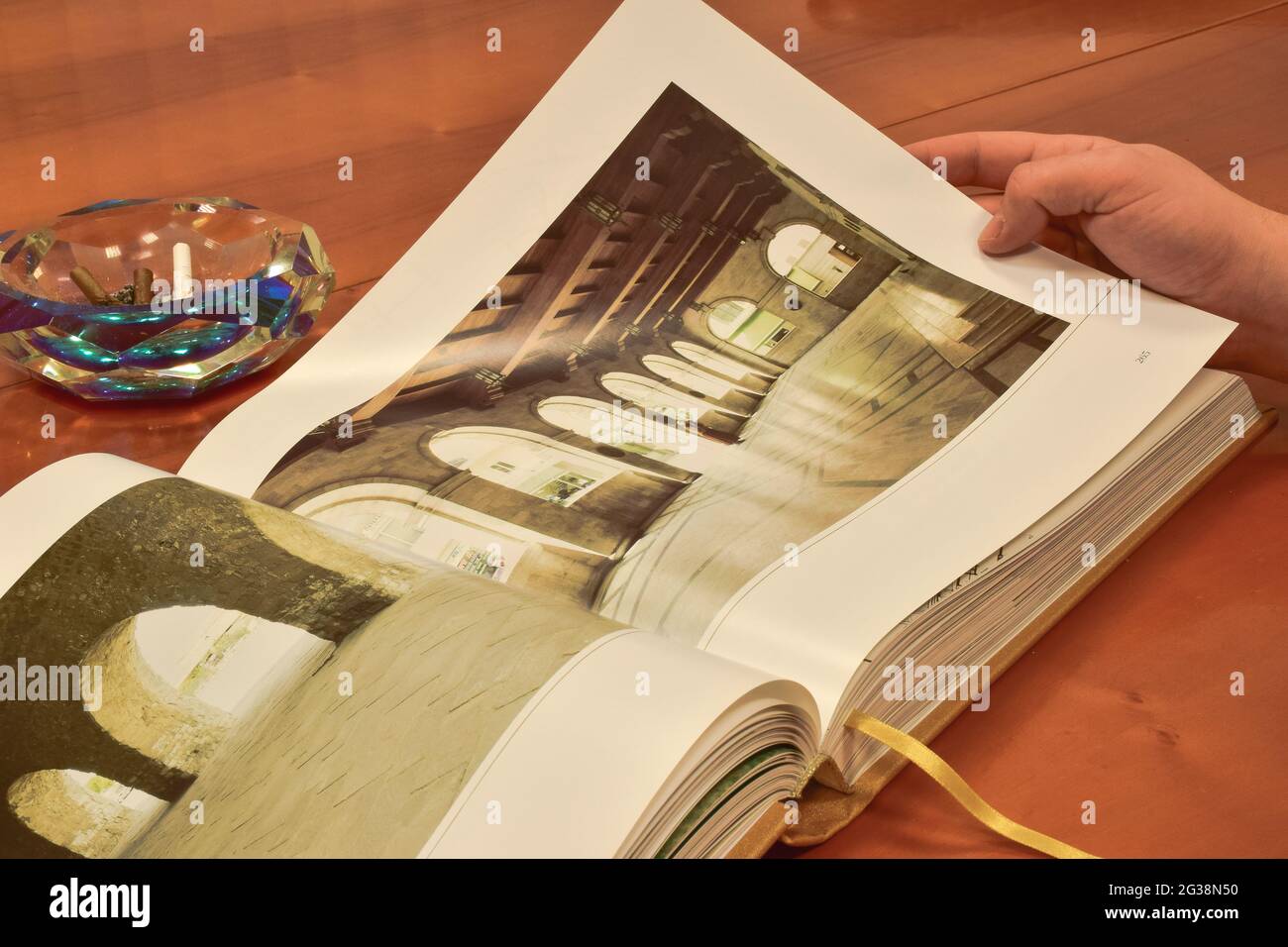 Large open book hi-res stock photography and images - Alamy