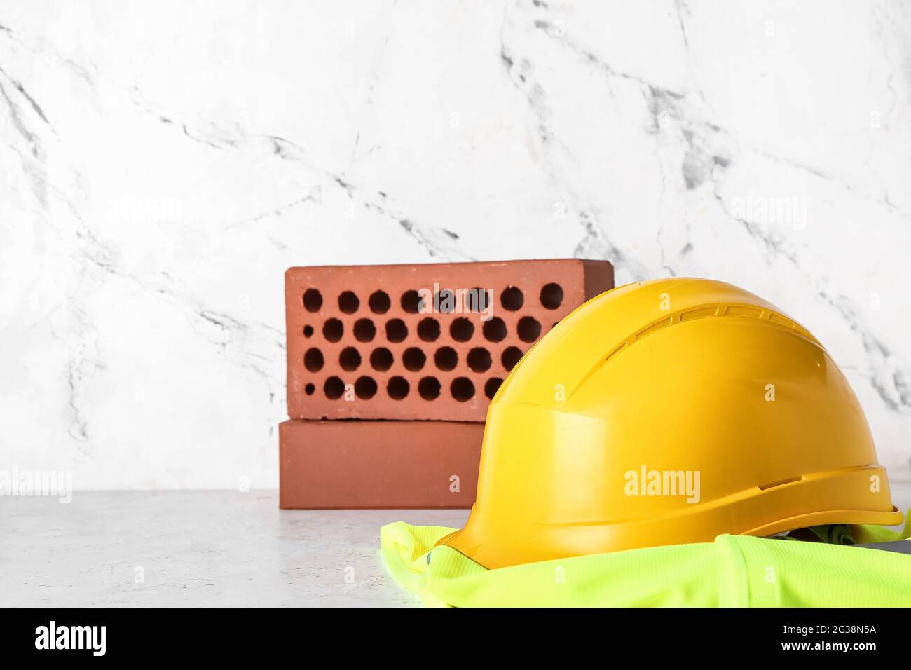 Builders hat hi-res stock photography and images - Alamy