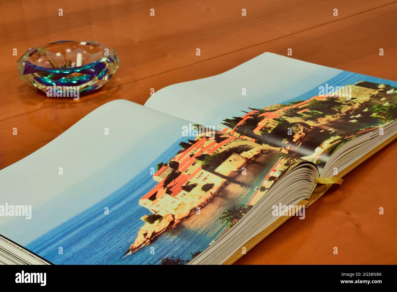 Large open book hi-res stock photography and images - Alamy