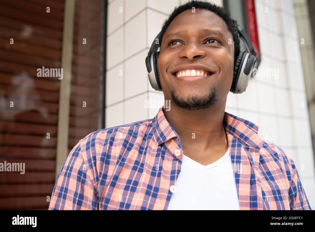 Man headphones outside hi-res stock photography and images - Alamy