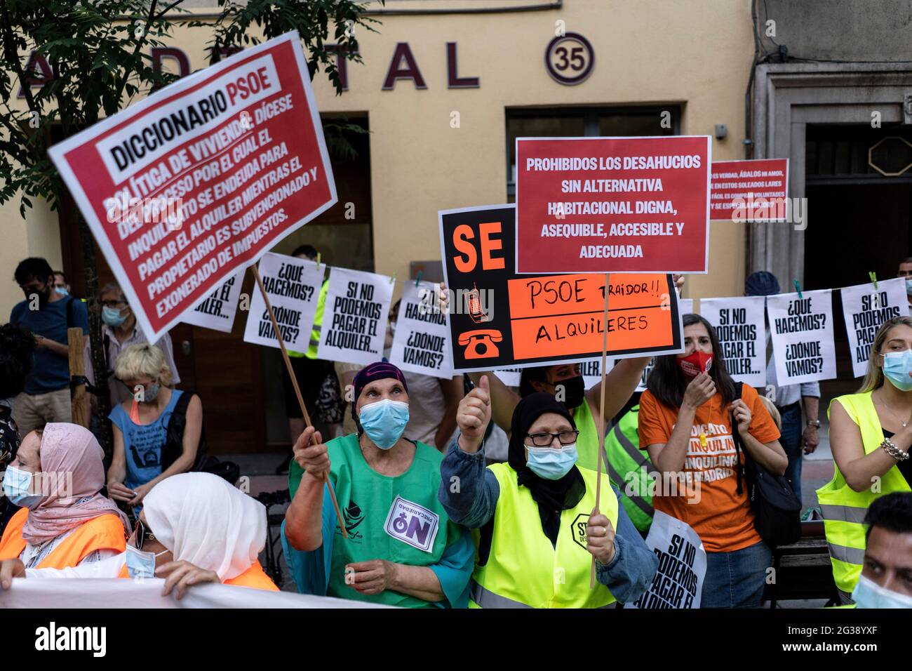 Protest signs in spanish hi-res stock photography and images - Alamy
