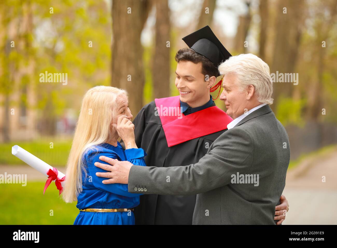 Happy young man with his parents on graduation day Stock Photo - Alamy
