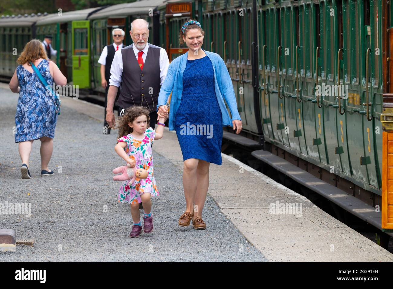 Train, passengers, platforms, crew, staff, Steam, Railway, Isle of ...