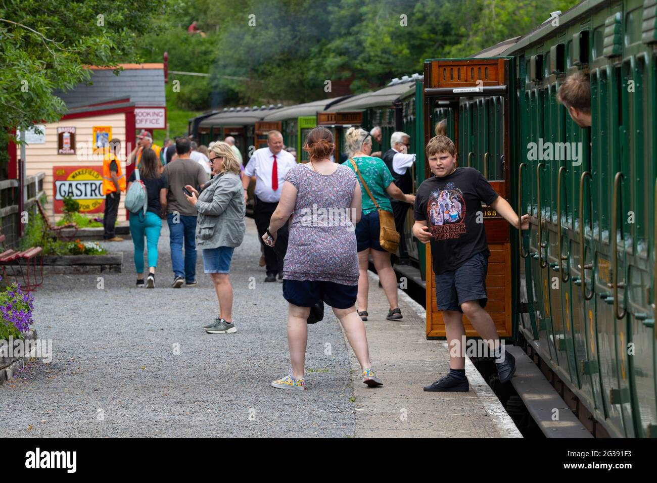 Train, passengers, platforms, crew, staff, Steam, Railway, Isle of ...